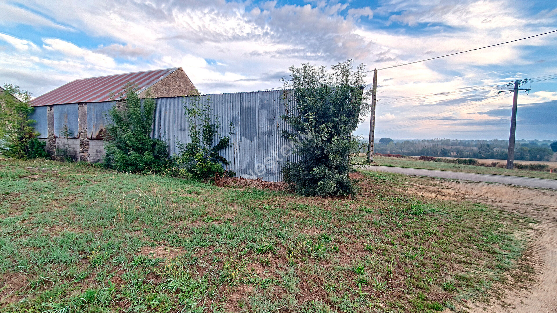 Batisse en pierre a renover a vendre a la Roche Blanche