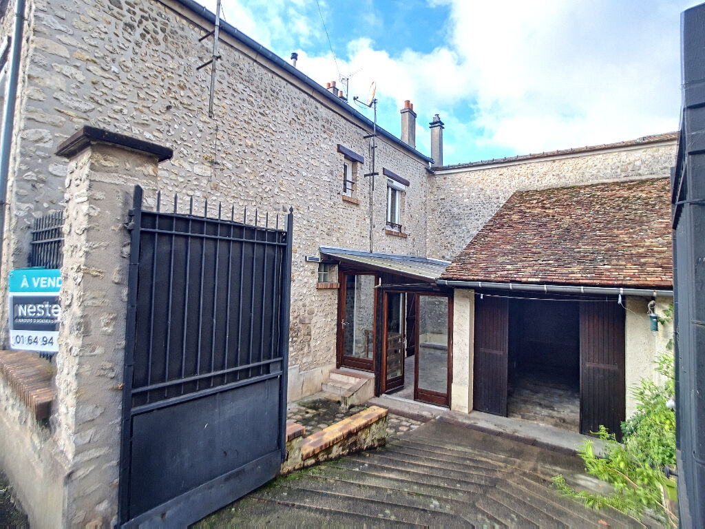 Maison familiale en pierres 4 chambres a Etampes garage cour et cave.